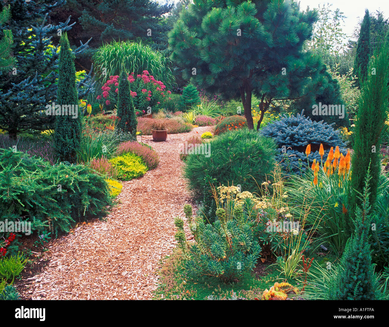 Garden paths hi-res stock photography and images - Alamy
