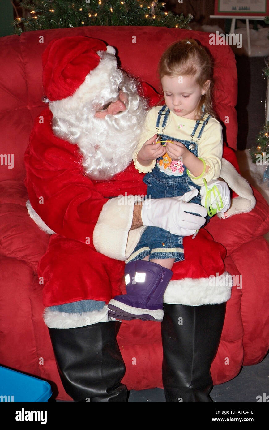 Child sits on lap santa hi-res stock photography and images - Alamy