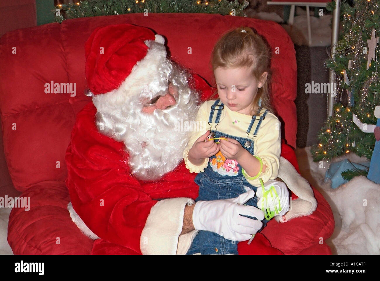 Child and santa lap hi-res stock photography and images - Alamy