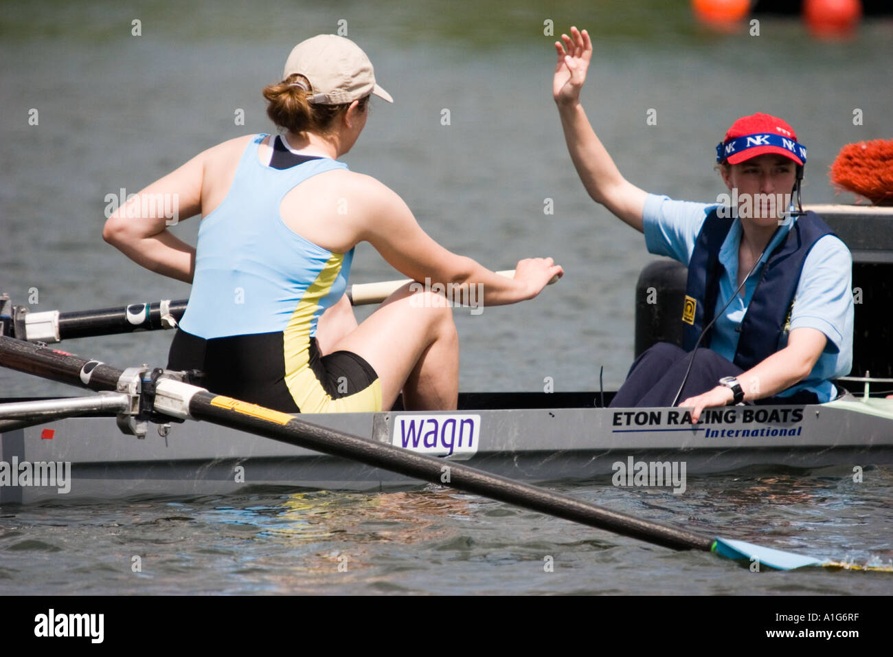 University boat race crowd hi-res stock photography and images - Alamy