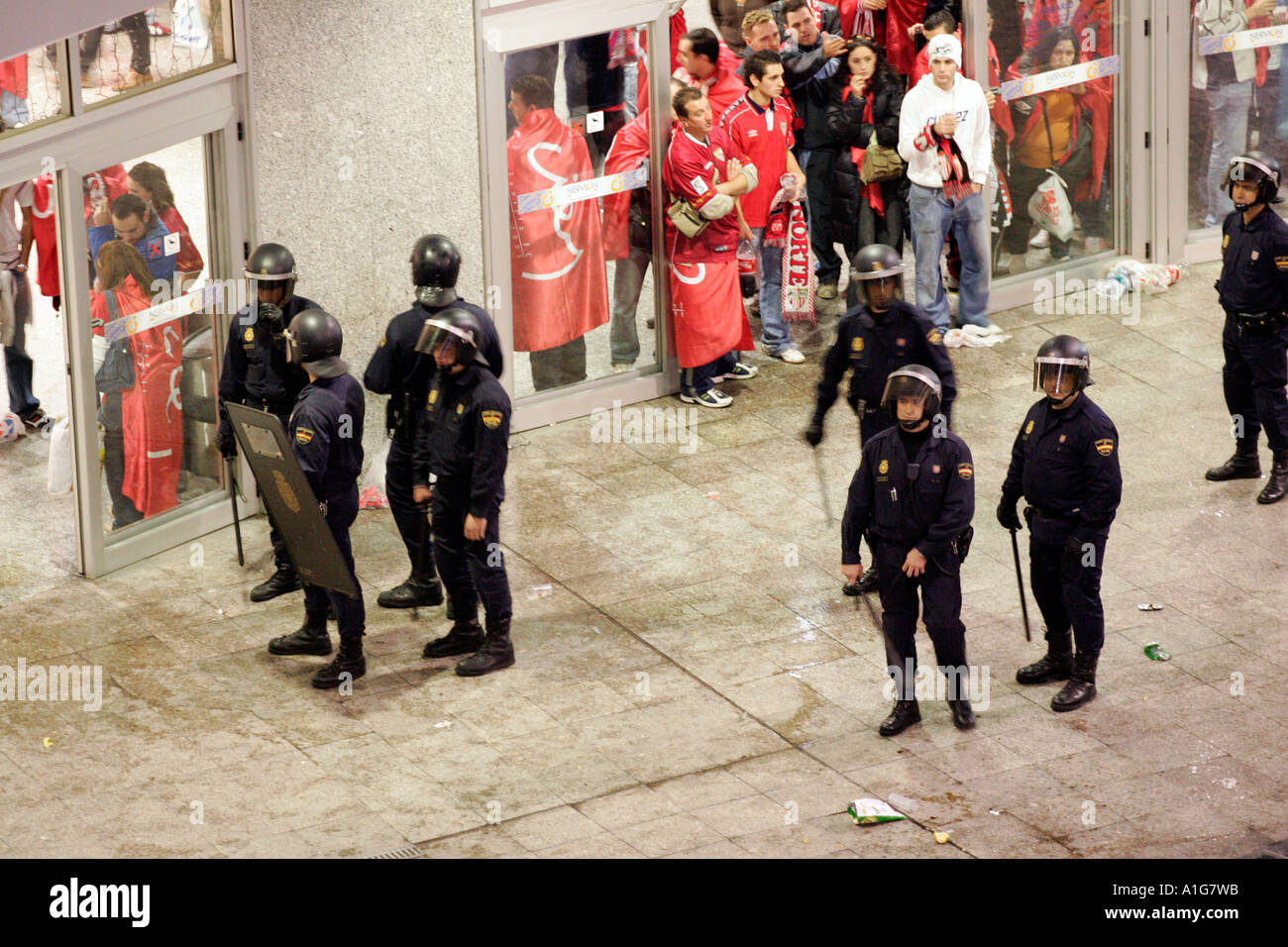 Riot police squad in action Stock Photo - Alamy