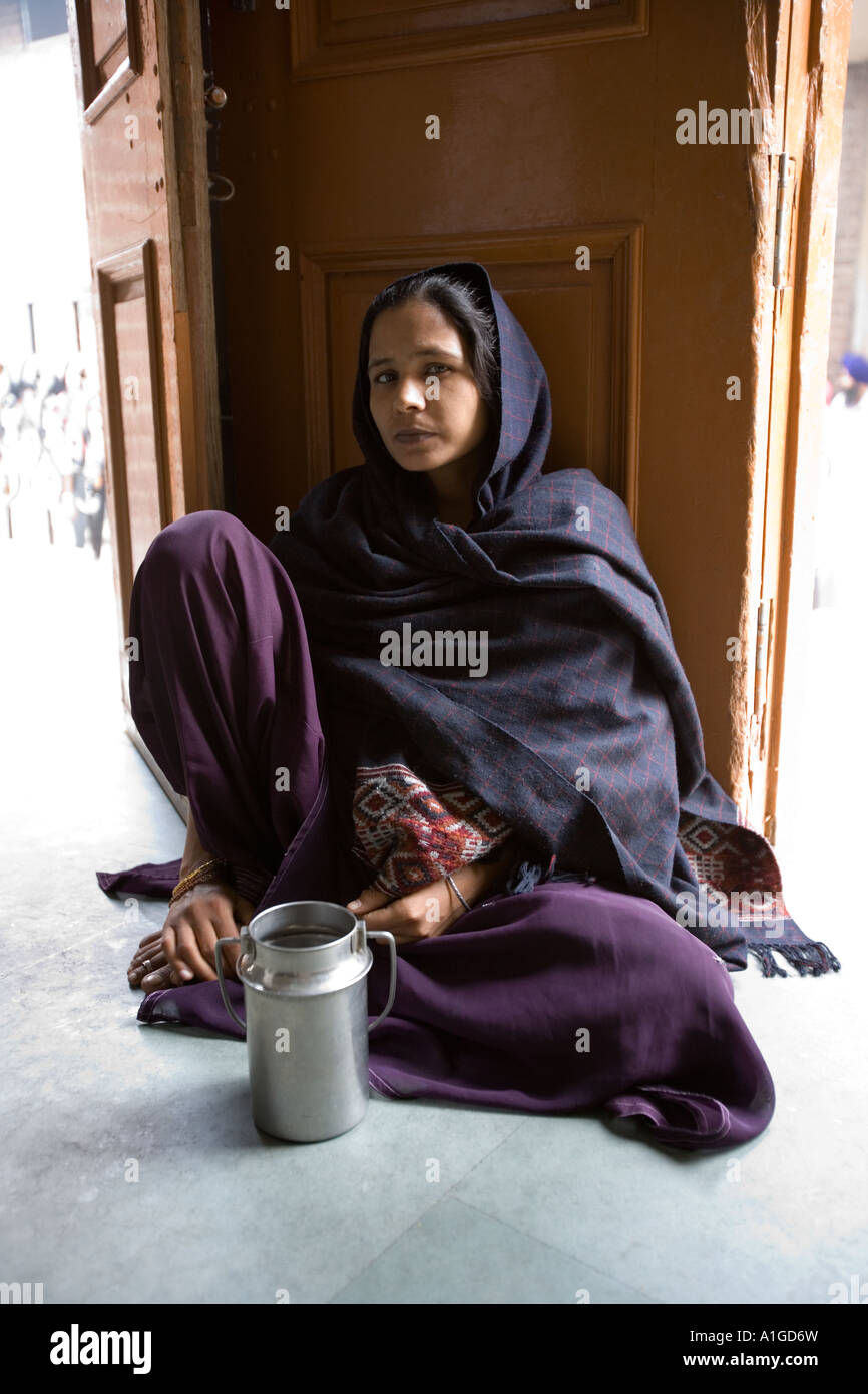 Women begging in india hi-res stock photography and images - Alamy