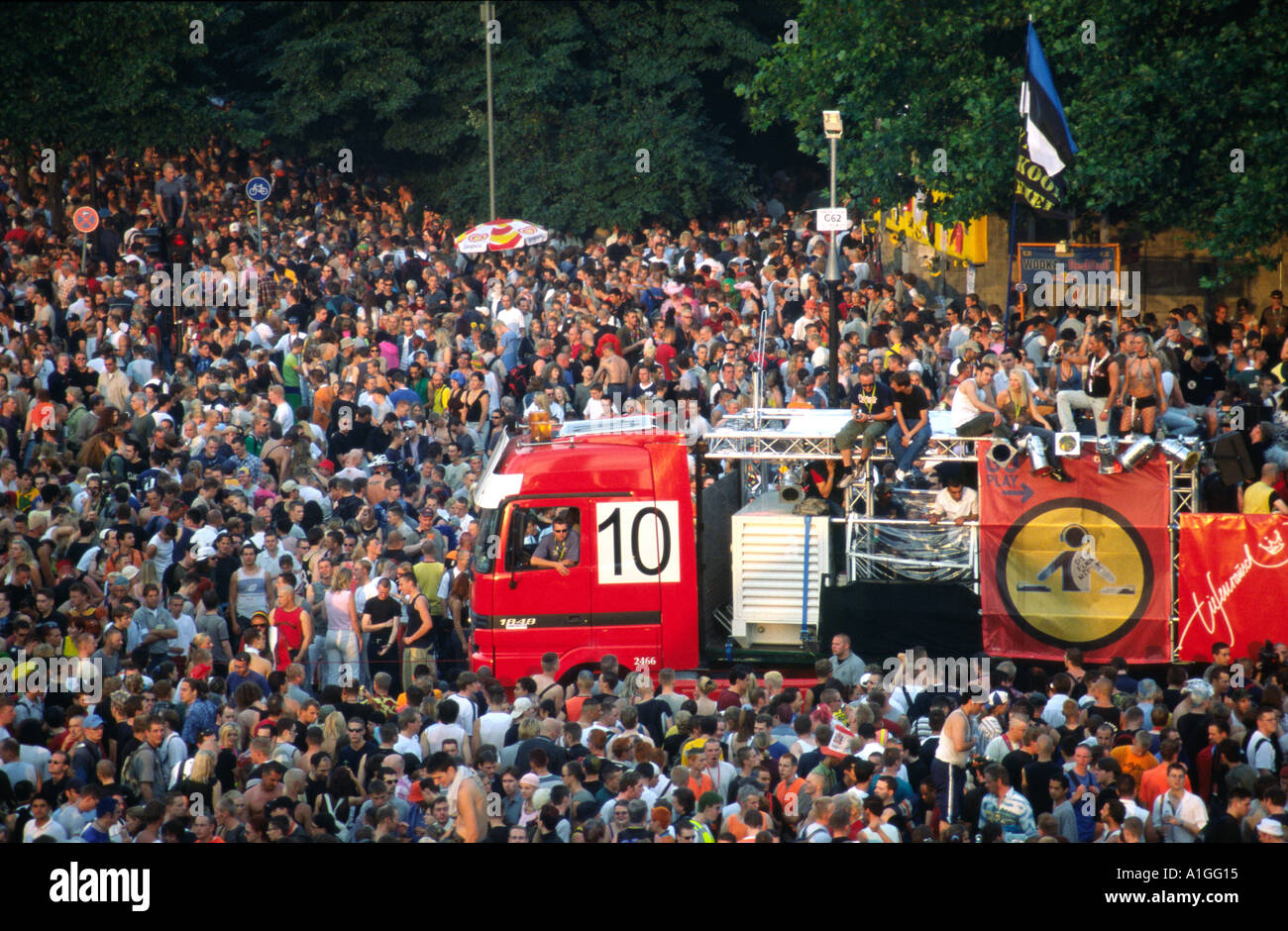 Berlin germany crowd love parade hi-res stock photography and images ...