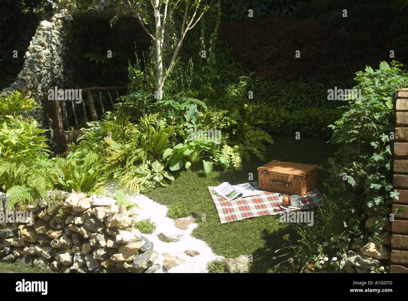 Beyond the Pale a courtyard garden at Chelsea Flower Show 2005 designed ...
