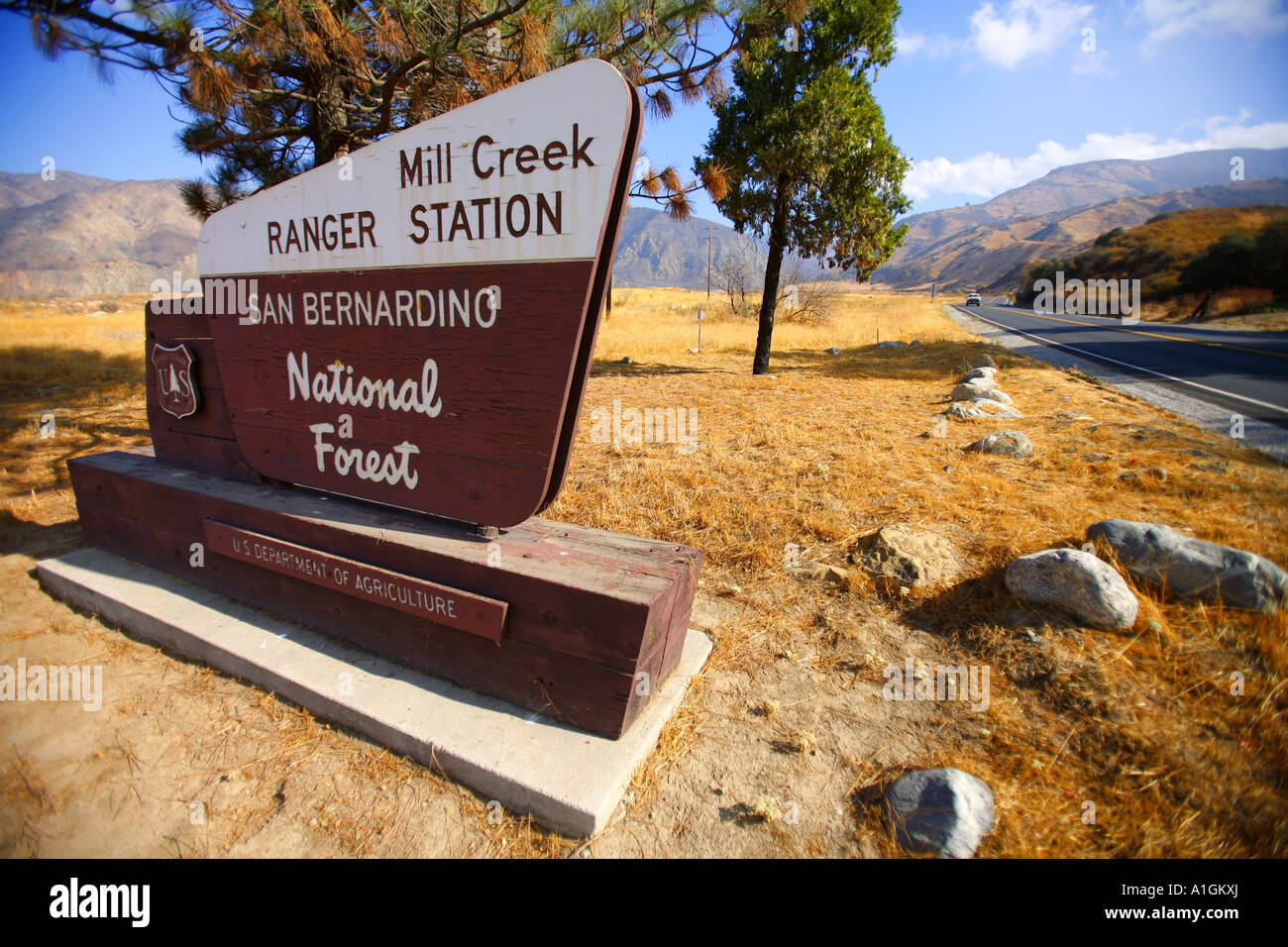 Ranger station hi-res stock photography and images - Alamy