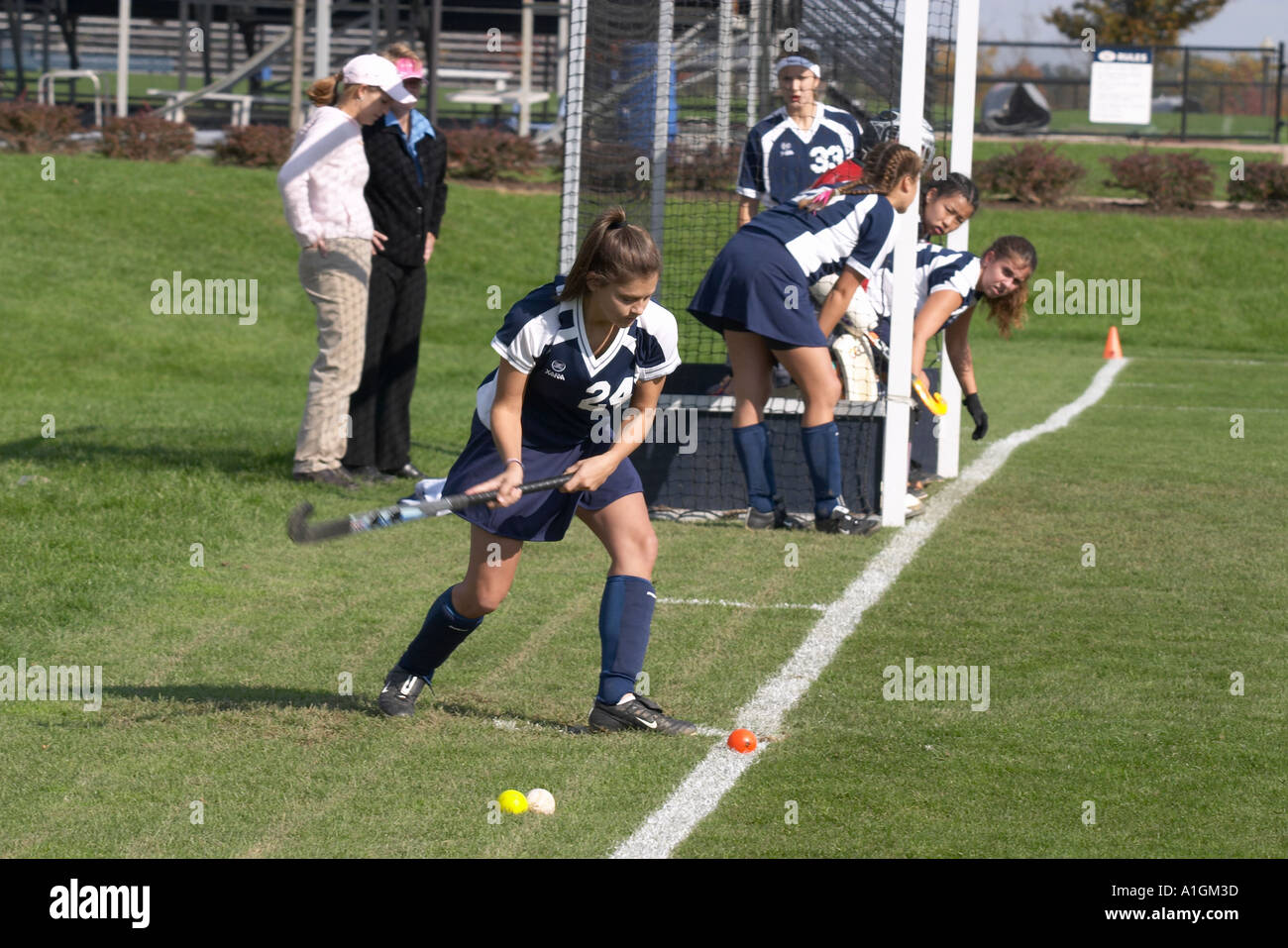 School girls playing hockey hi-res stock photography and images - Alamy