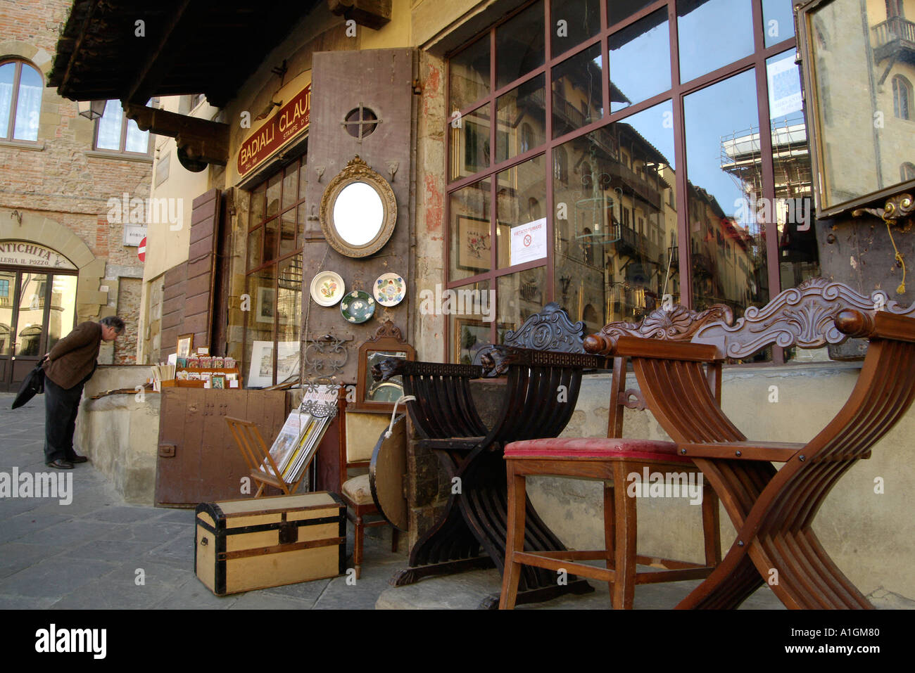 Old curiosity antique shop hi-res stock photography and images - Alamy