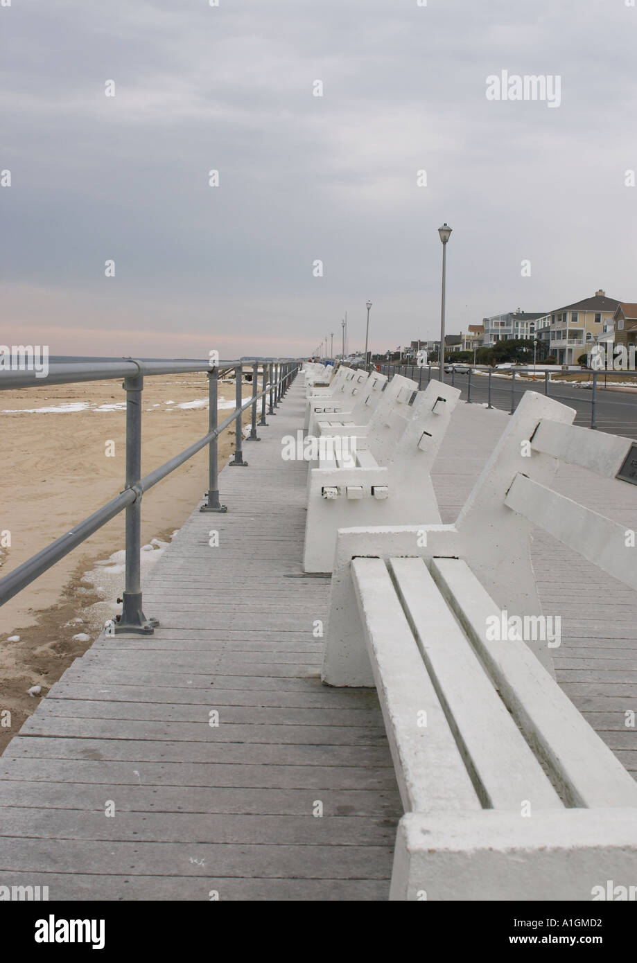 White boardwalk benches hi-res stock photography and images - Alamy
