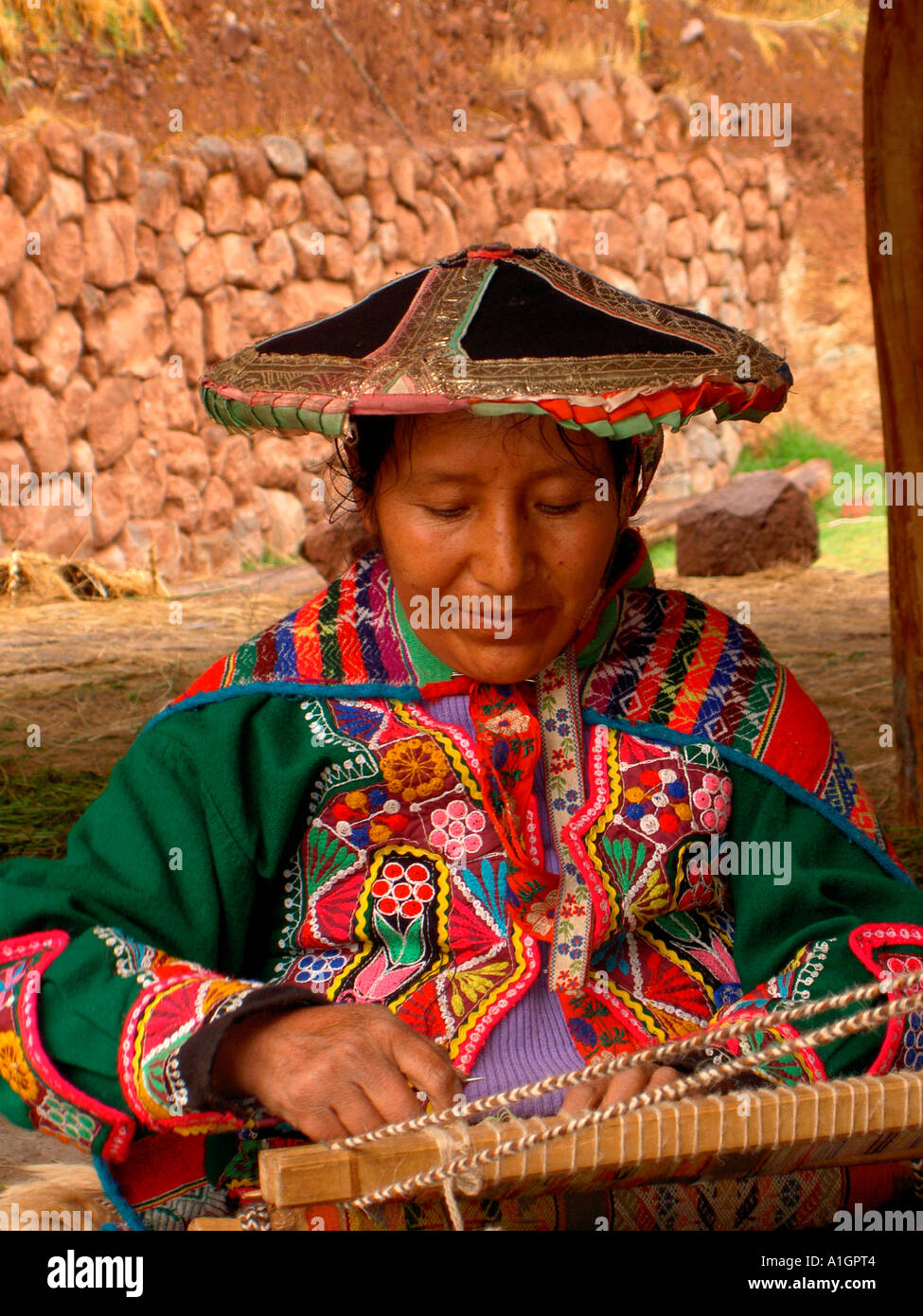 Peruvian woman using a weaving loom to make a fabric Stock Photo - Alamy