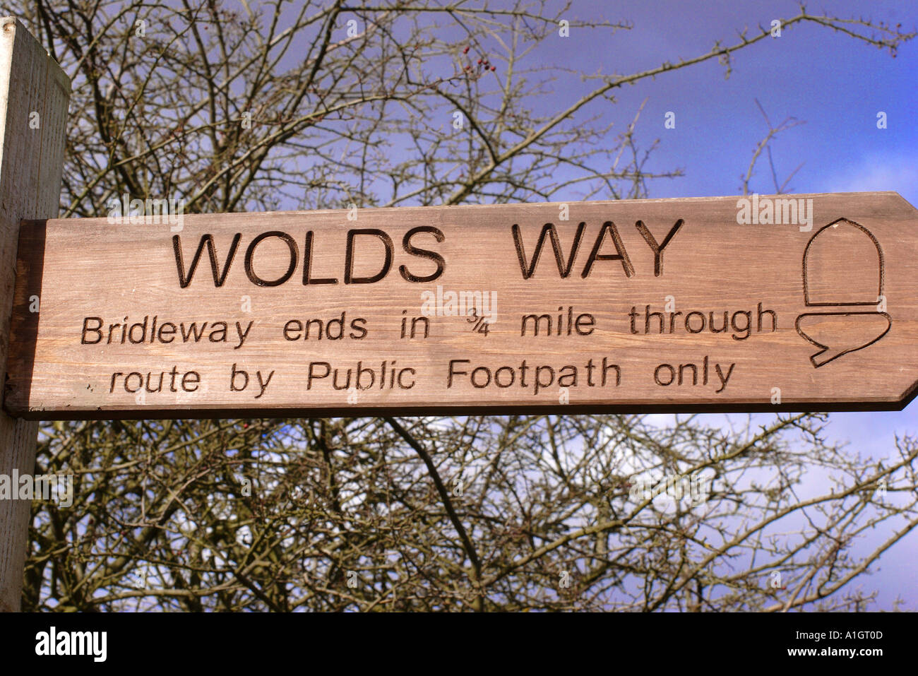 wold s way footpath sign Stock Photo - Alamy