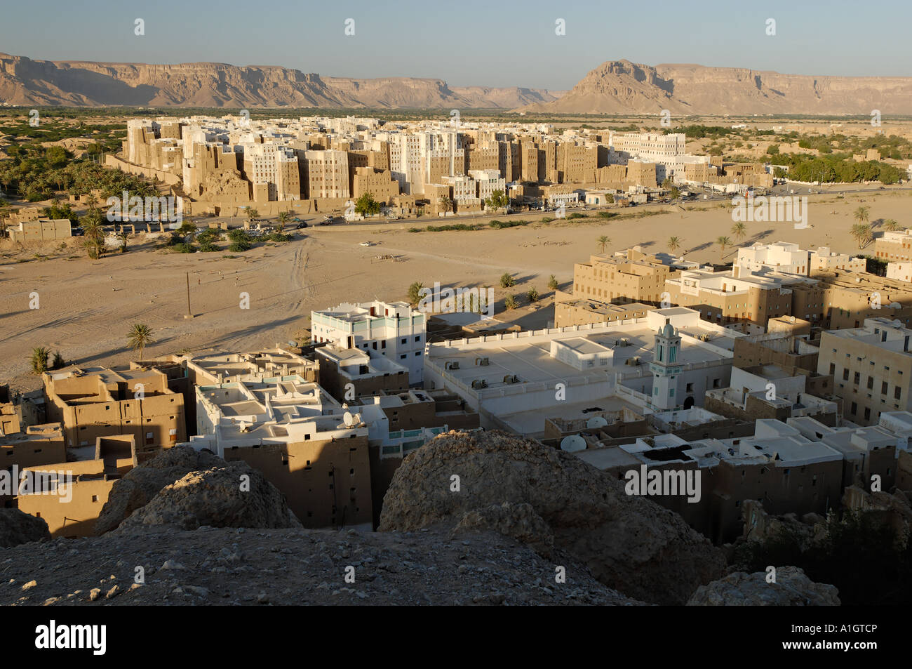 view over the old town of Shibam Wadi Hadramaut Yemen Stock Photo - Alamy