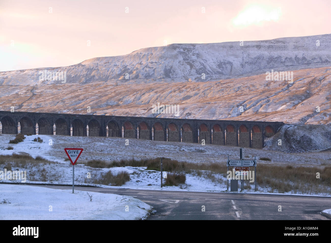 Ribblehead in the snow hi-res stock photography and images - Alamy
