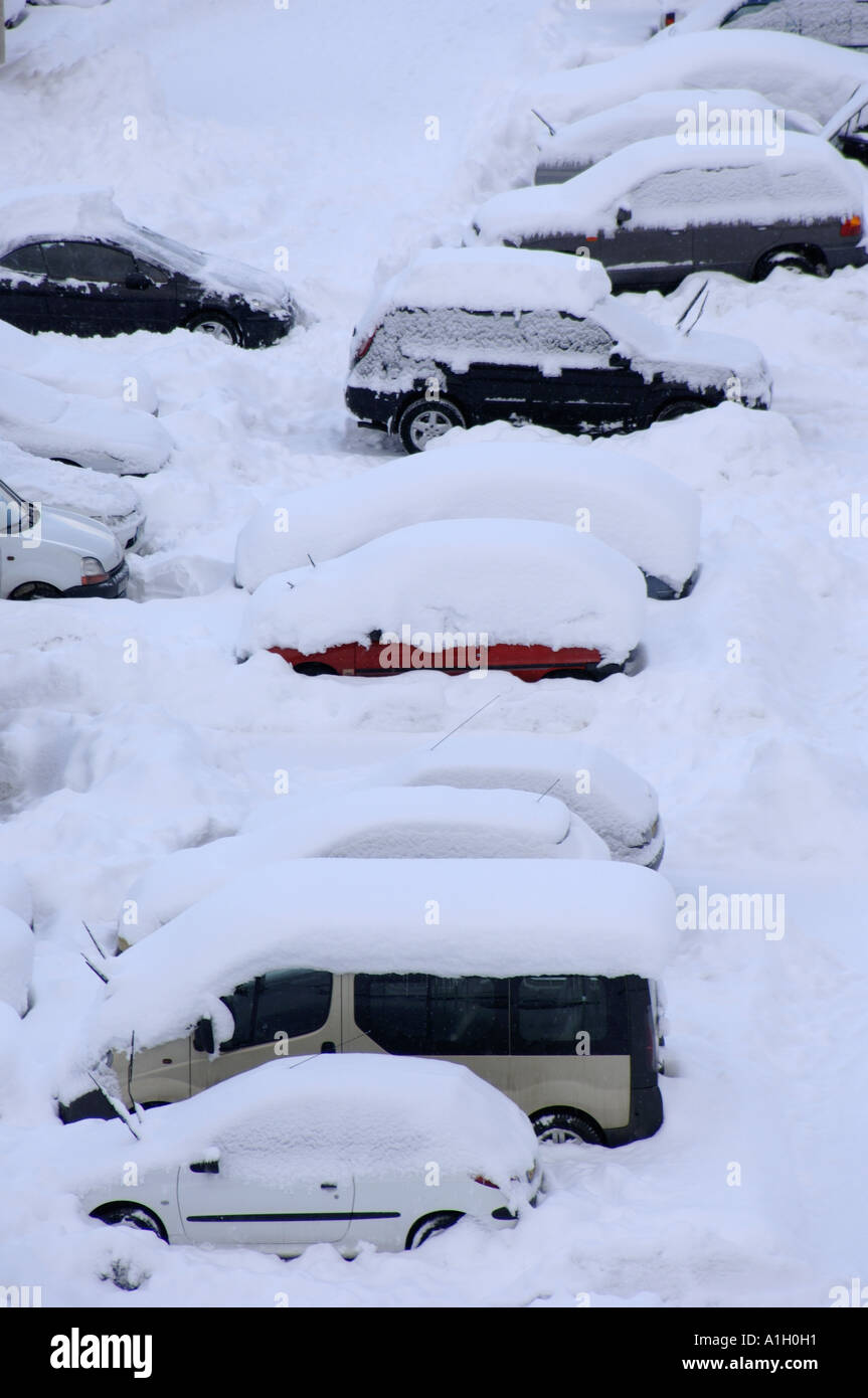 cars covered in heavy snow Stock Photo - Alamy
