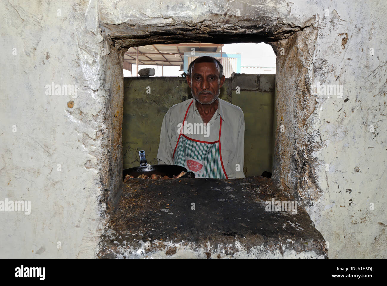 jemenian cook in a fast food restaurant Al Mukalla Mukalla Yemen Stock ...
