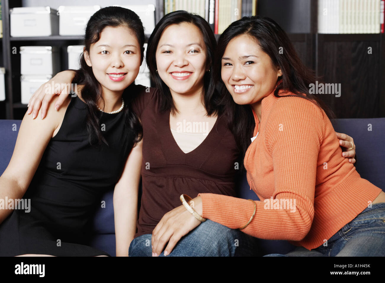 Three cheerful young women friends hi-res stock photography and images ...