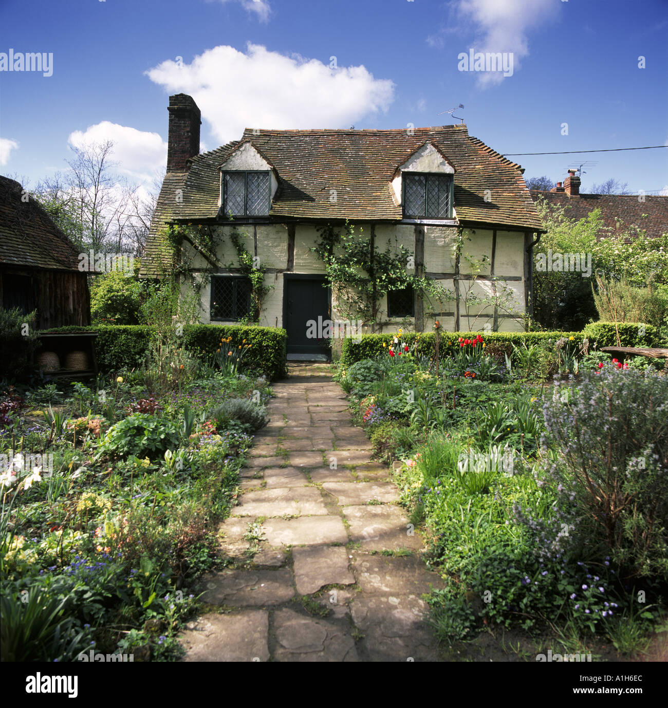 16th century cottage hi-res stock photography and images - Alamy