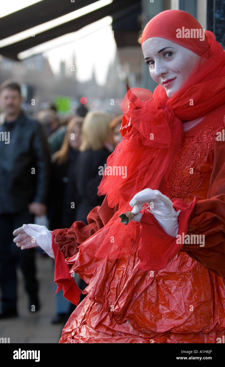 Female street performer hi-res stock photography and images - Alamy