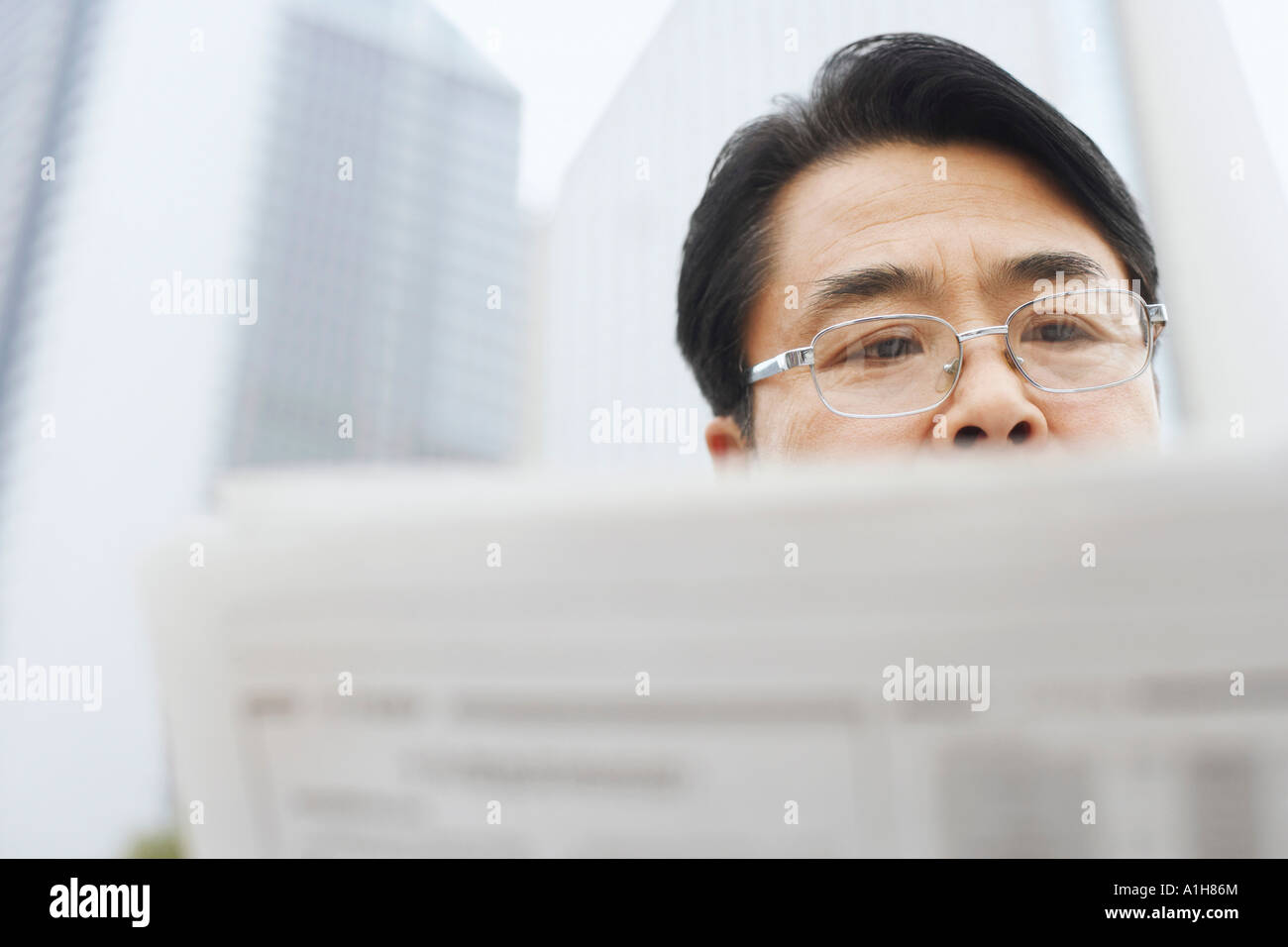 Chinese man reading a paper hi-res stock photography and images - Alamy