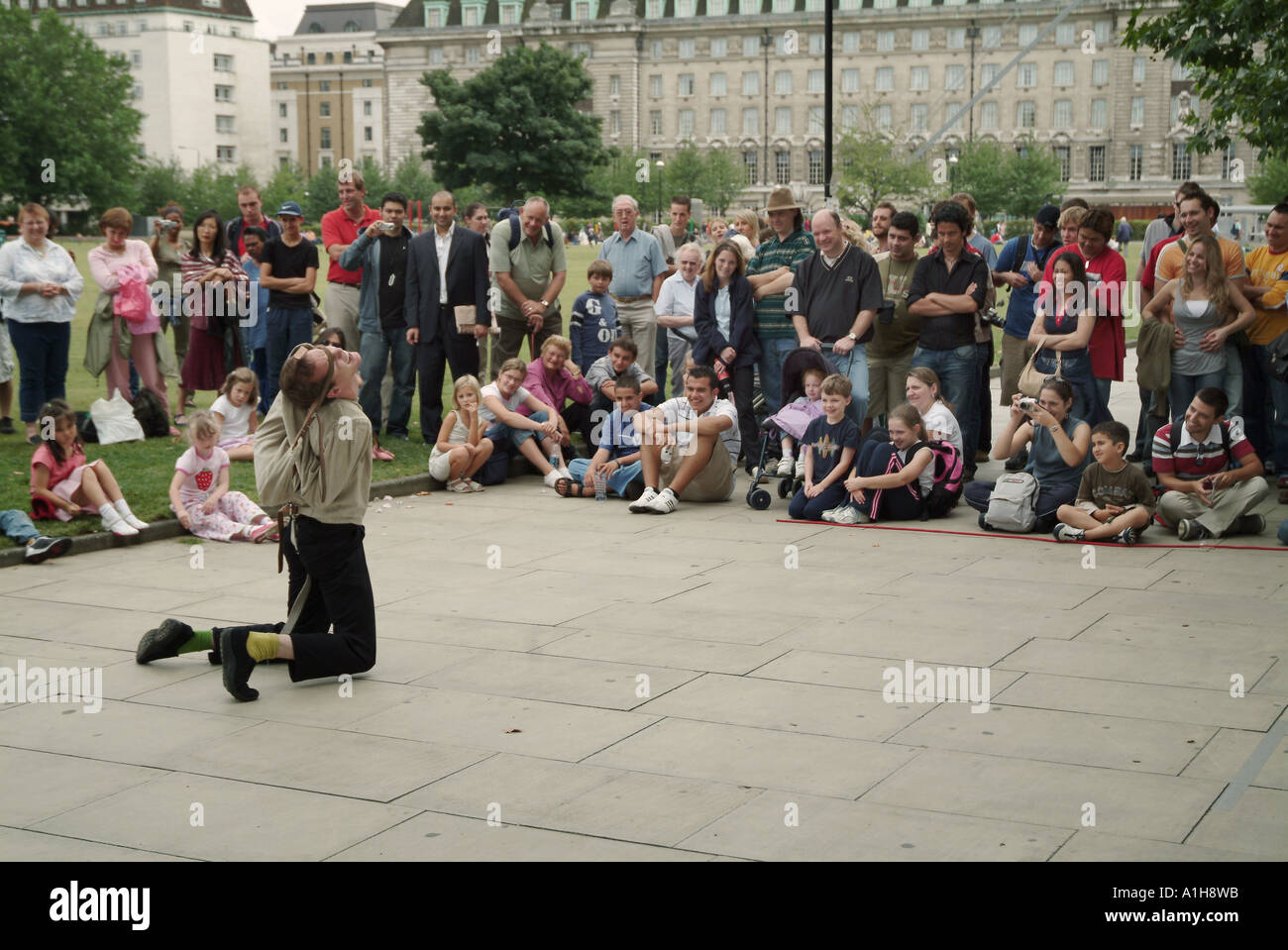 STREET PERFORMER ON SHOW LONDON GB Stock Photo - Alamy