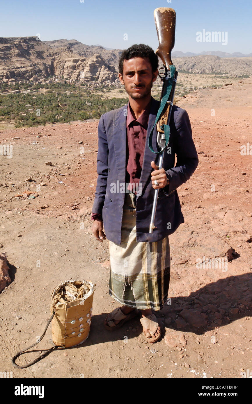 Man gun yemen hi-res stock photography and images - Alamy