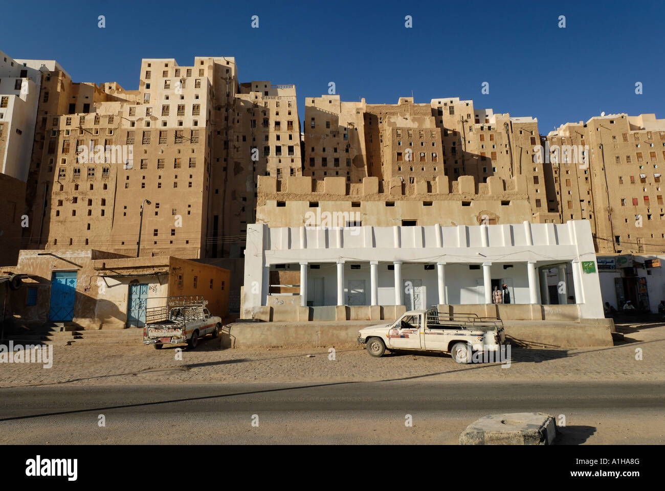 Shibam yemen street hi-res stock photography and images - Alamy