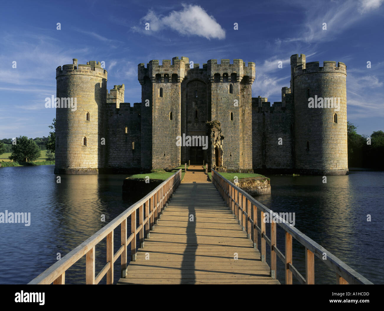 A view across the bridge over the moat of medieval Bodiam Castle Stock ...