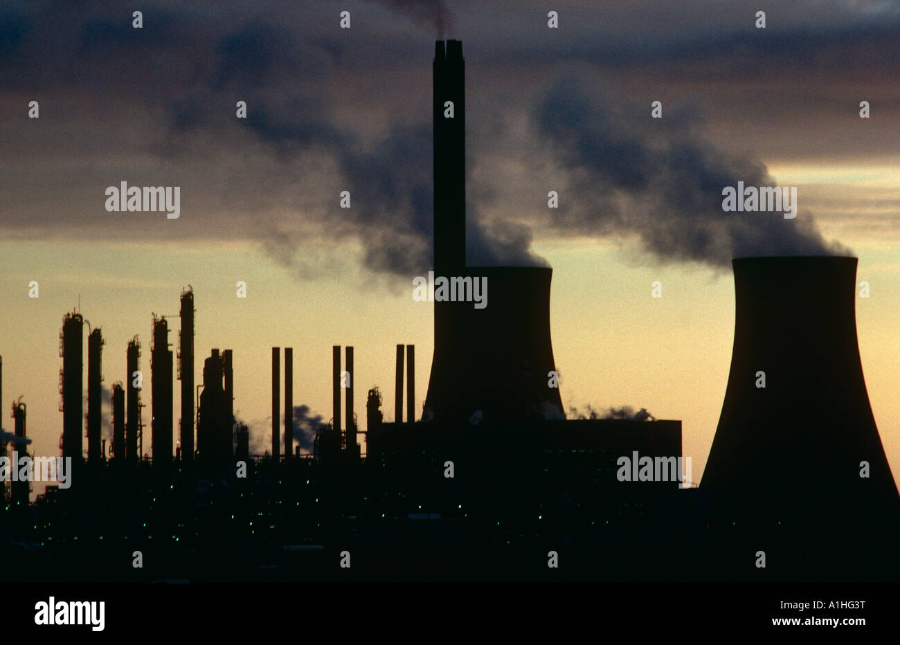 Welsh oil refinery hi-res stock photography and images - Alamy