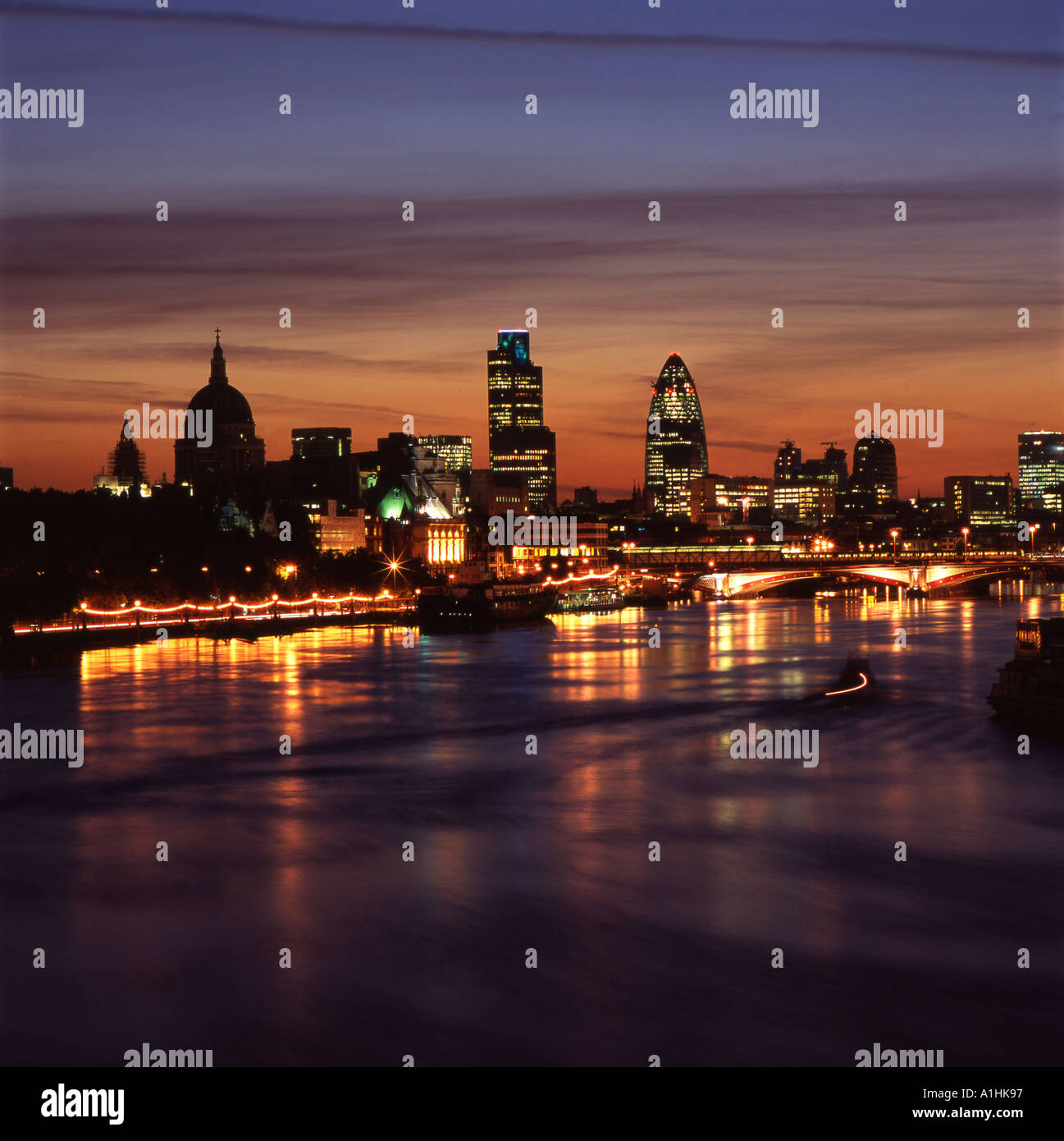 Dawn over london hi-res stock photography and images - Alamy