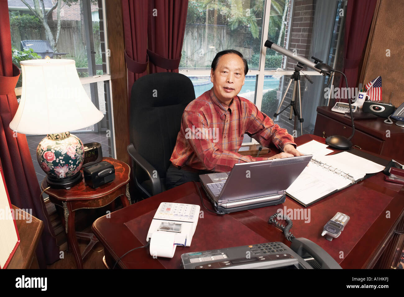 Chinese man computer shade hi-res stock photography and images - Alamy