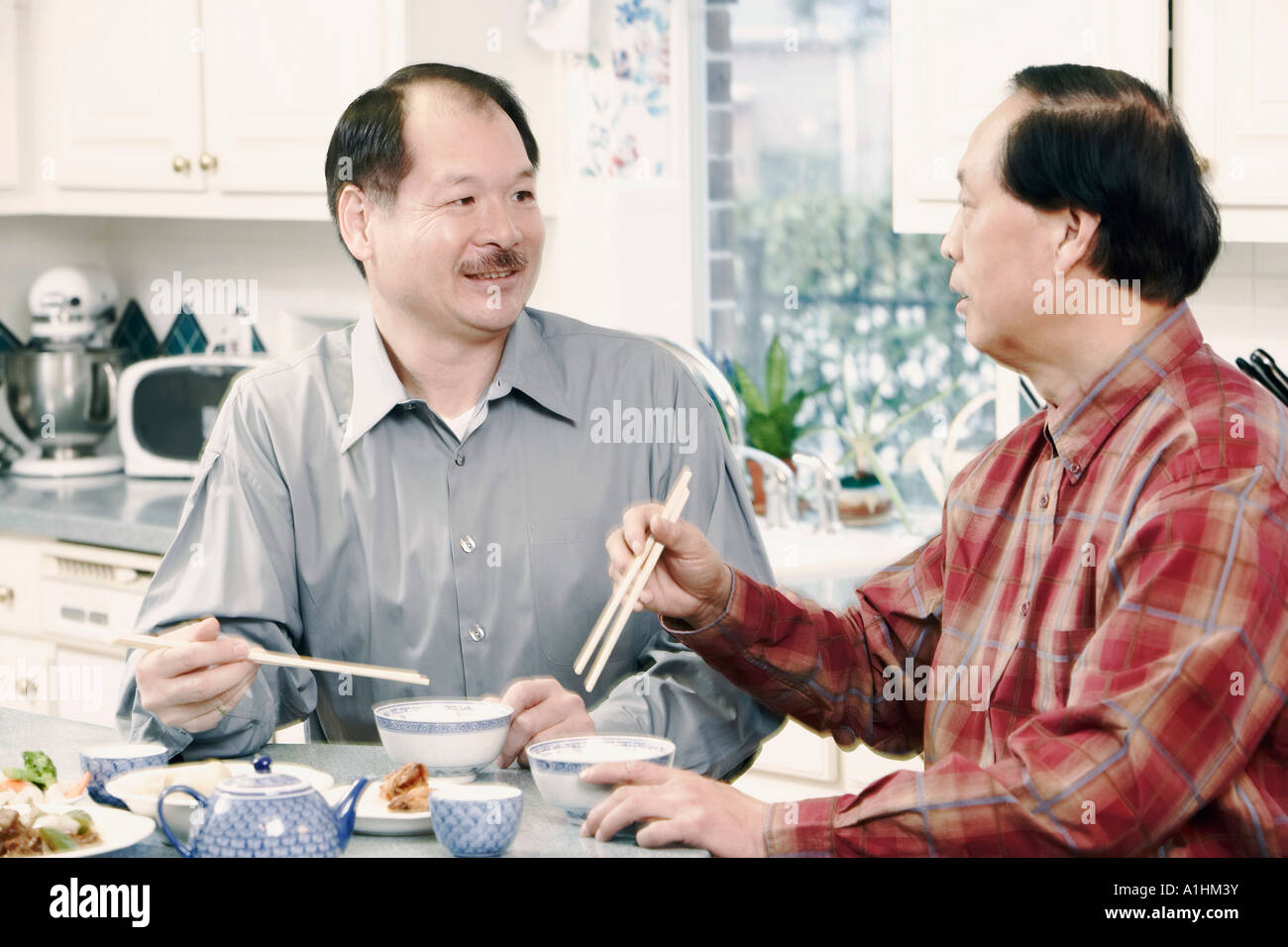 Table two sitting gentlemen hi-res stock photography and images - Alamy