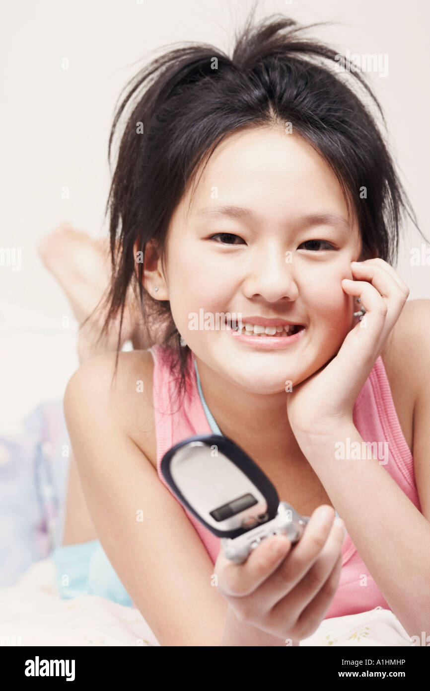 Hand holding flip phone hi-res stock photography and images - Alamy