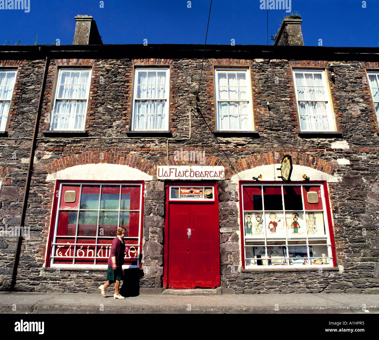 Singing pub hi-res stock photography and images - Alamy
