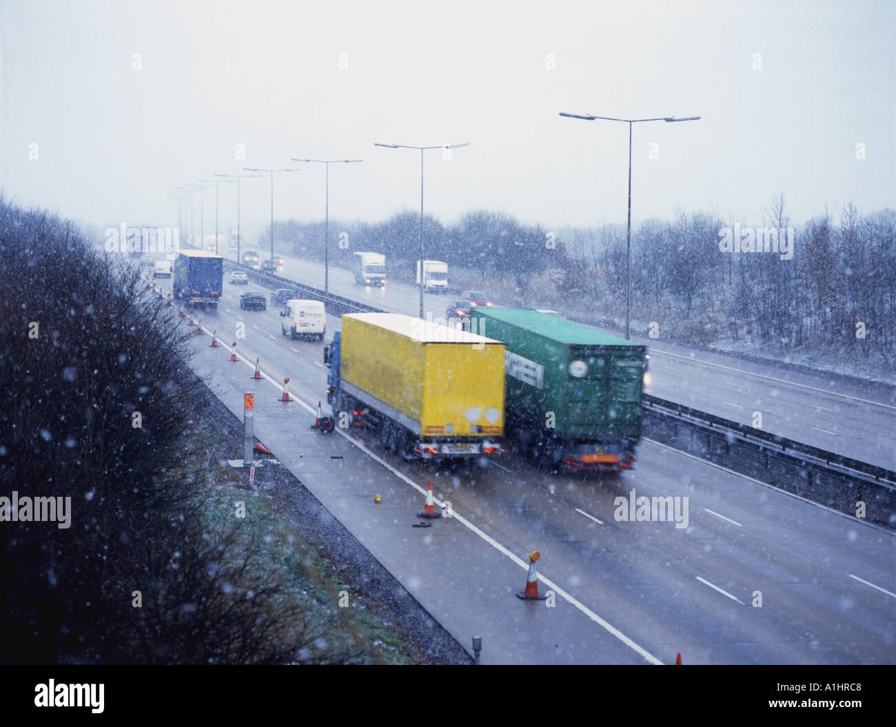 Traffic snow m25 motorway hi-res stock photography and images - Alamy