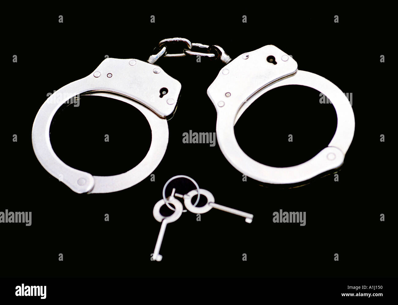 Handcuffs and keys Stock Photo - Alamy
