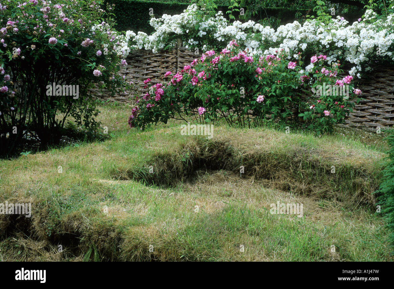 Medieval style turf bank hi-res stock photography and images - Alamy