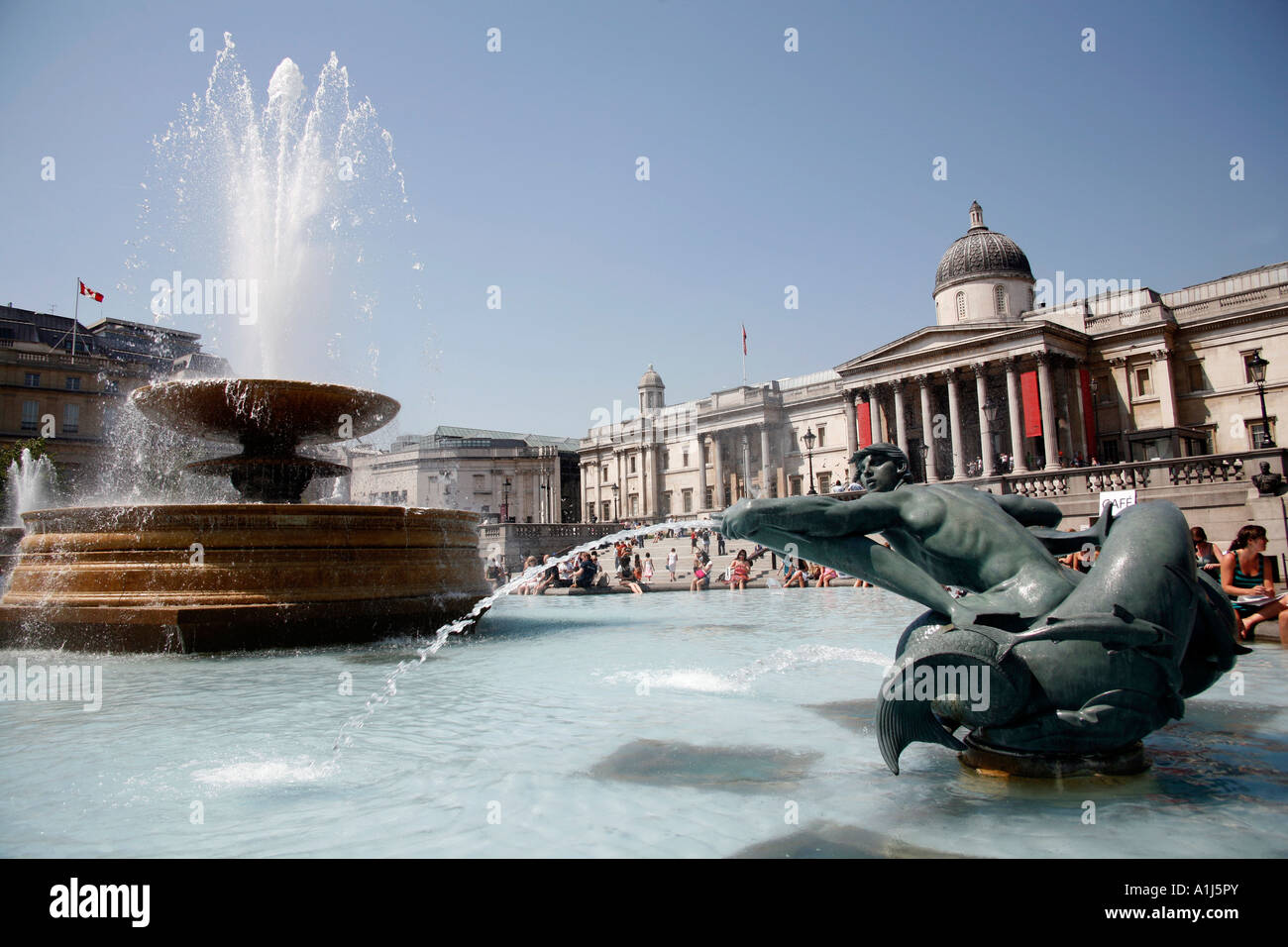 Fountains in trafalgar square fountains hi-res stock photography and ...