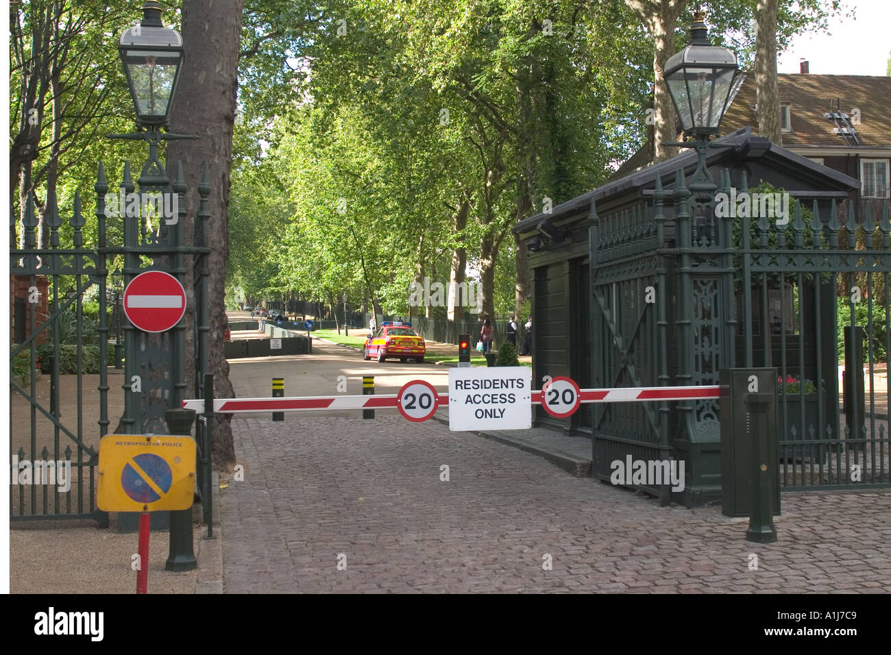 Residents access only to Kensingon Palace Green London UK Stock Photo ...
