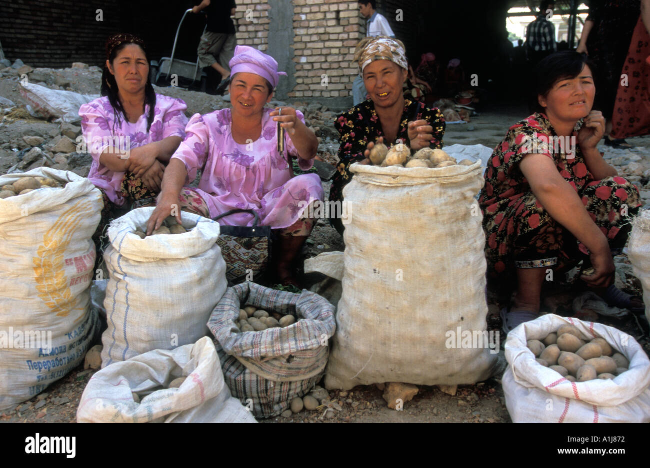 Four women country hi-res stock photography and images - Alamy