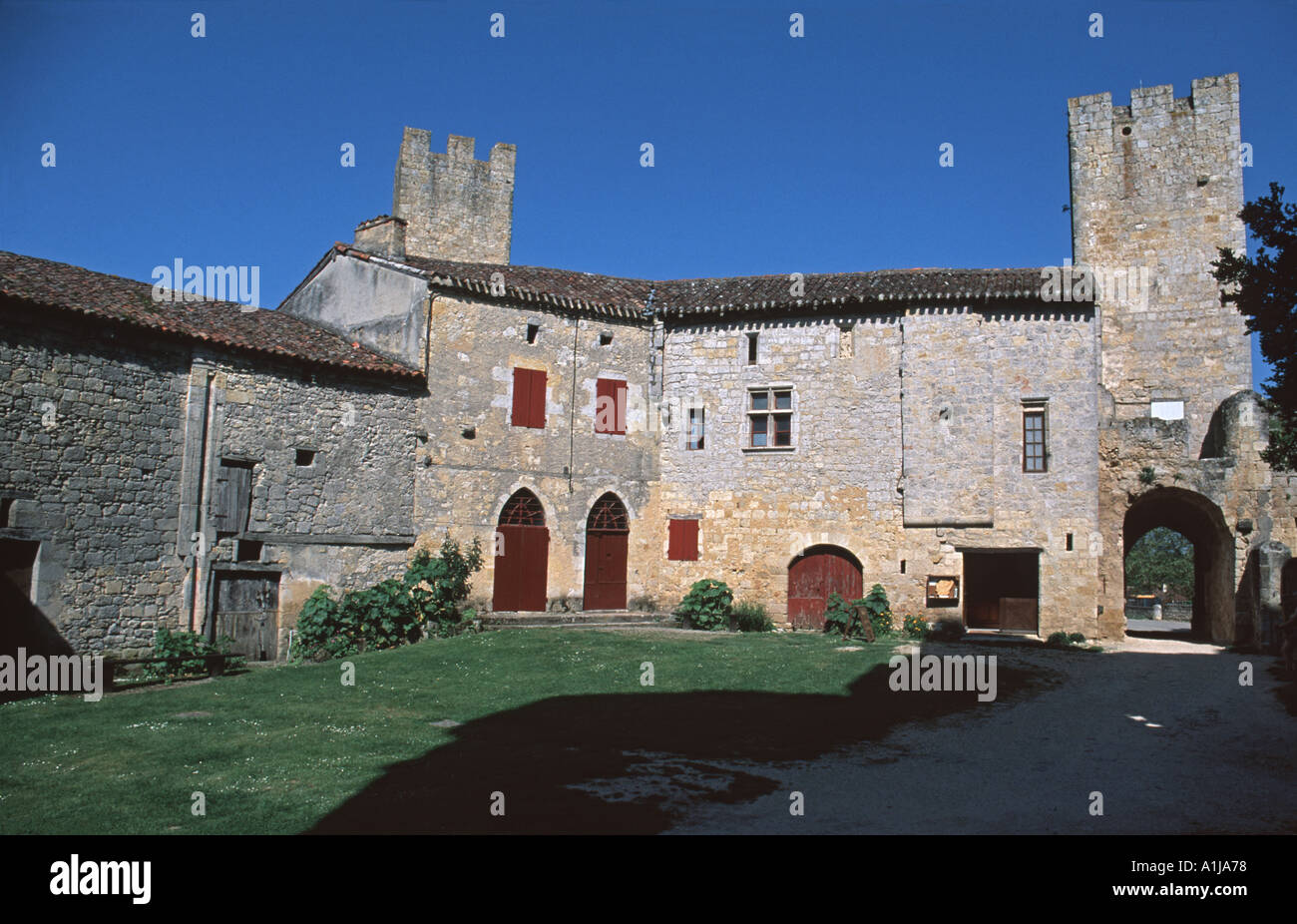 The 13th Century Fortified Village of Larressingle Stock Photo - Alamy