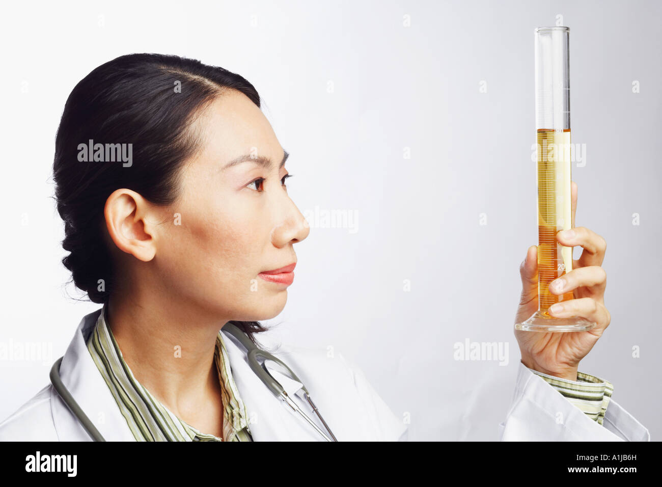 Close-up of a female doctor holding a graduated cylinder Stock Photo ...