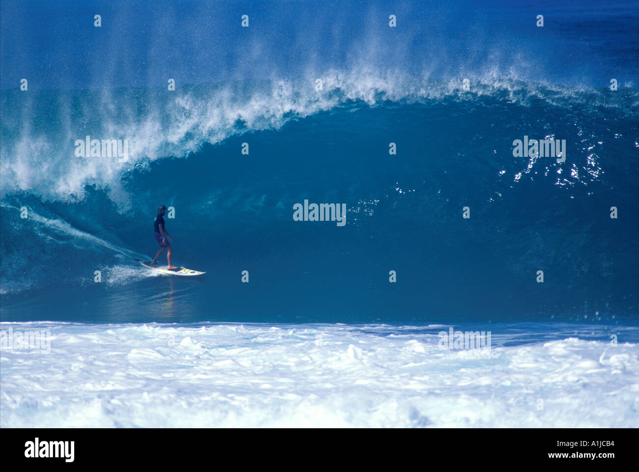 Surfer pipeline hi-res stock photography and images - Alamy
