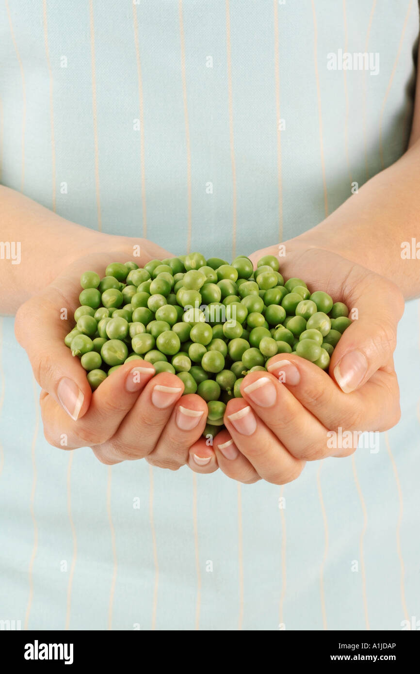WOMAN HOLDING FRESH PEAS Stock Photo - Alamy