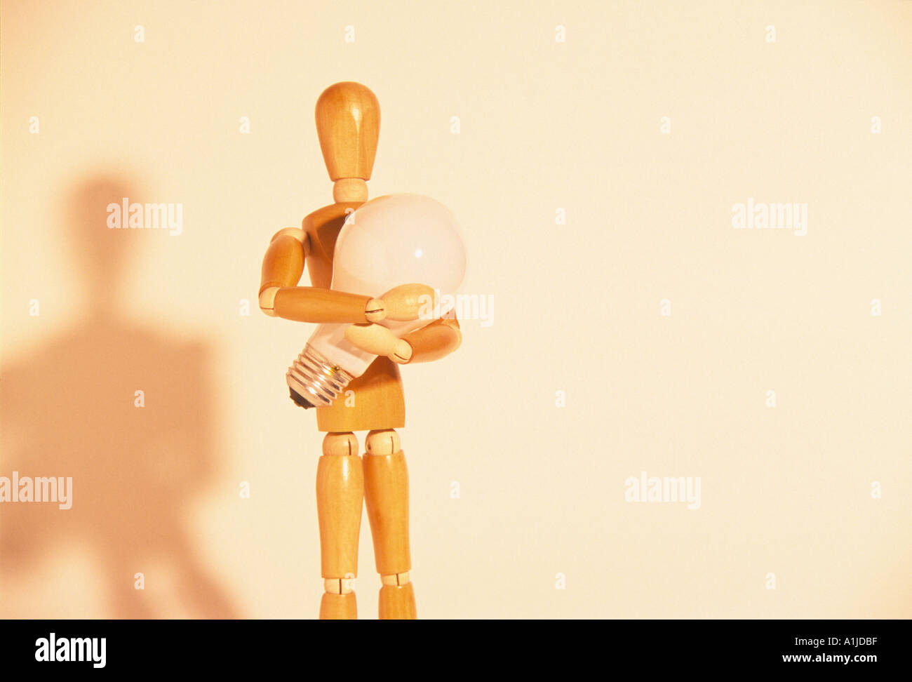 Artists mannequin holding lightbulb Stock Photo - Alamy