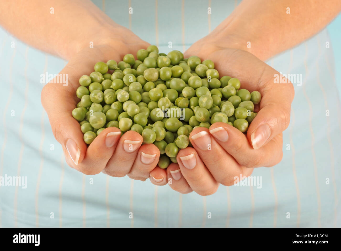 English shell peas hi-res stock photography and images - Alamy