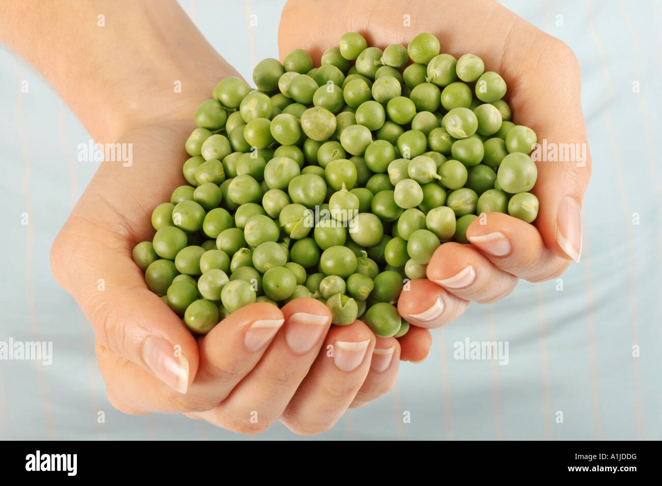 WOMAN HOLDING FRESH PEAS Stock Photo - Alamy