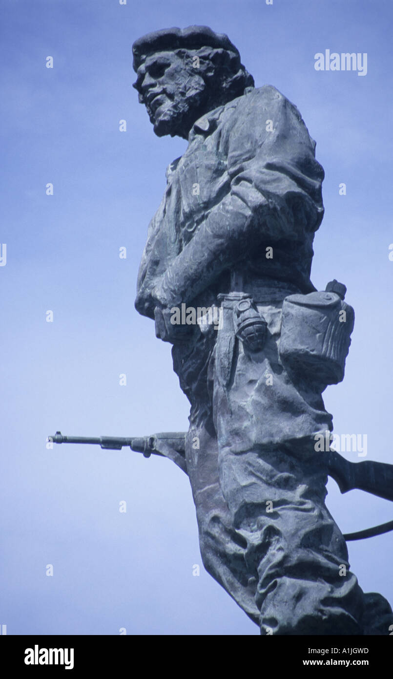 The statue of Che Guevara on the Plaza de la Revolucion with the Museo ...