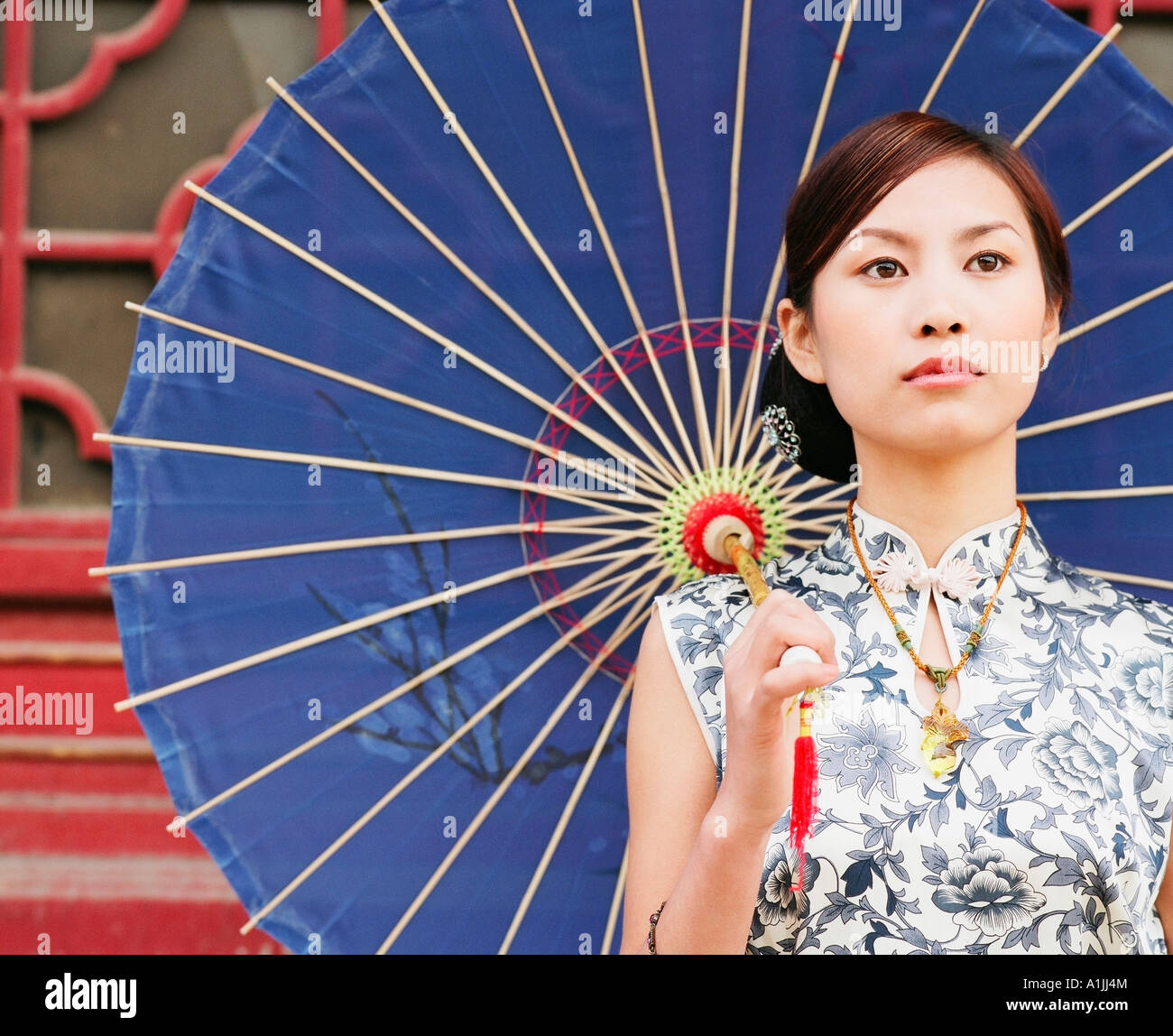 Woman chinese parasol hi-res stock photography and images - Alamy