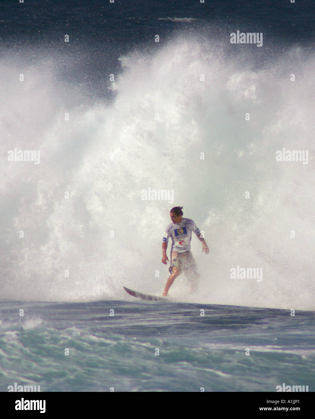 Travis Logie surfing the Pipeline Masters surfing contest North Shore ...