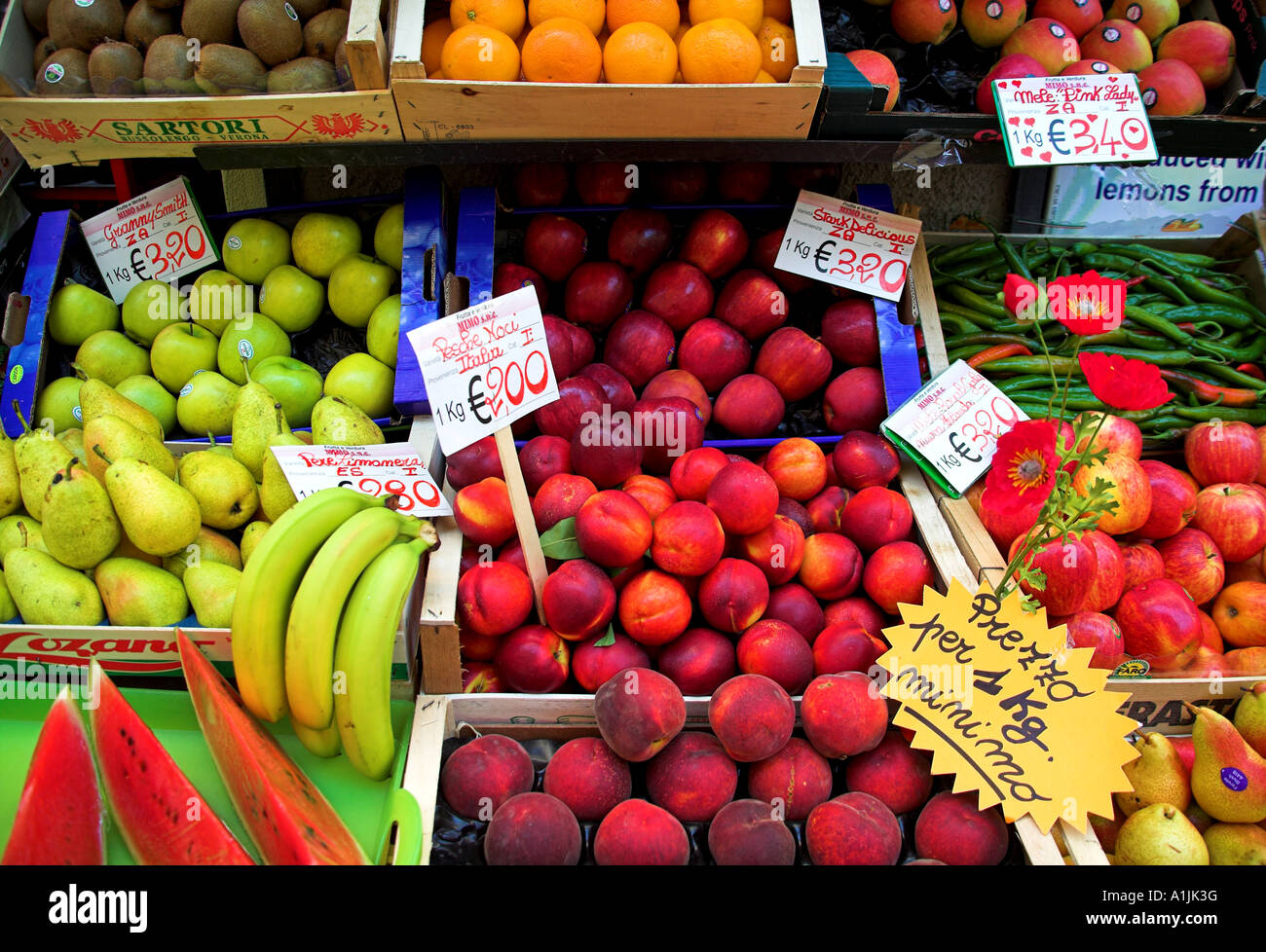 fruit stall in Italy Stock Photo - Alamy
