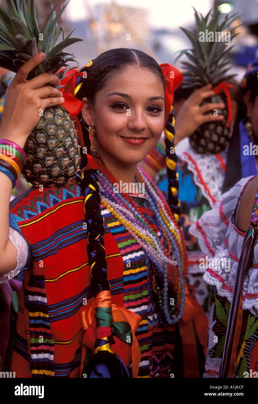 Mexican people folkloric dancers acapulco hi-res stock photography and ...